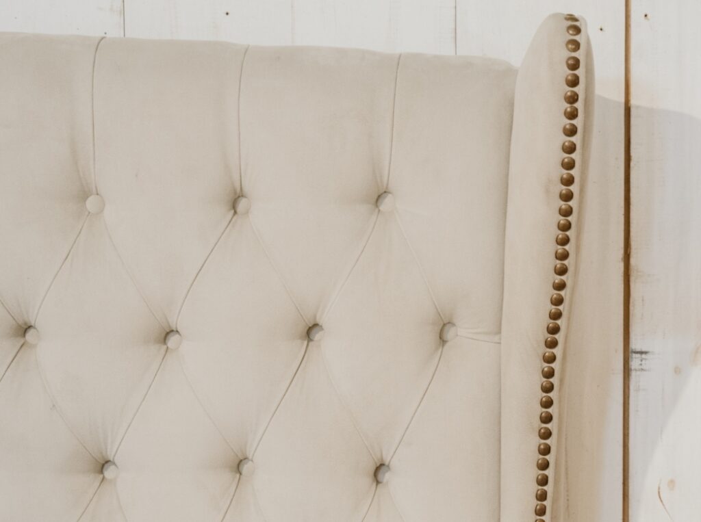 RESPALDO DE CAMA CON CAPITONÉ Y TACHAS - Muebles y Sillones